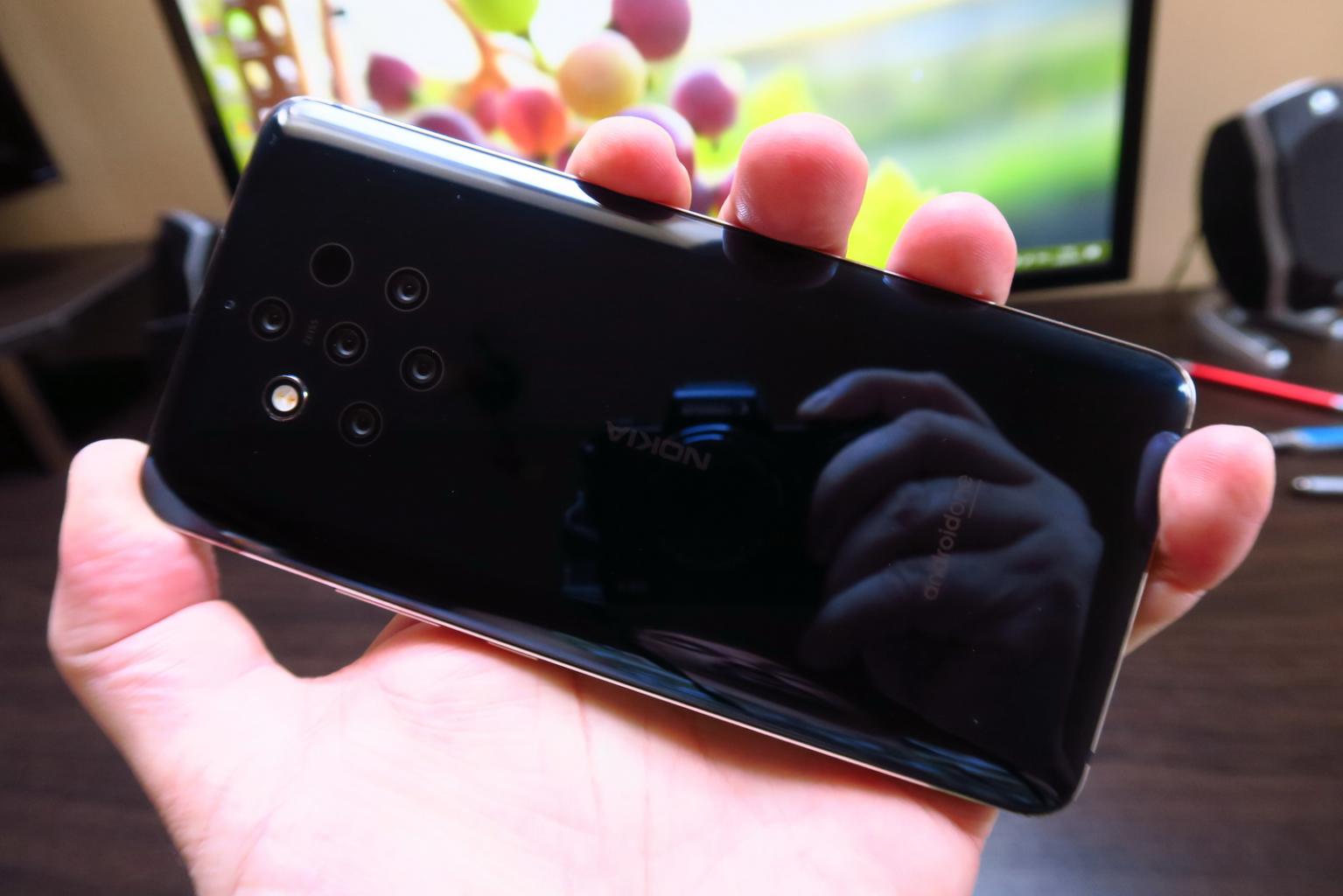 Nokia 9 Pureview: Design elegant, lucios, arătos mai degrabă pe spate