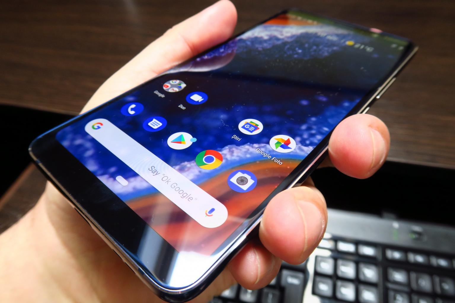 Nokia 9 Pureview: Design elegant, lucios, arătos mai degrabă pe spate